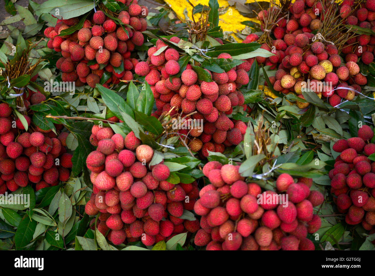 Lychee Pile on sales at Indian fruit market Stock Photo - Alamy