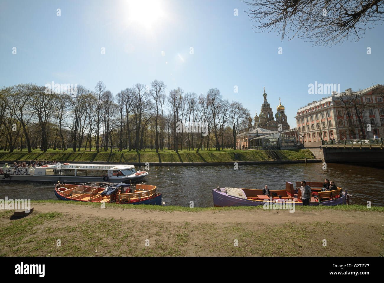 Moyka river with tourist vessels at Mihaylovskiy garden in Saints ...