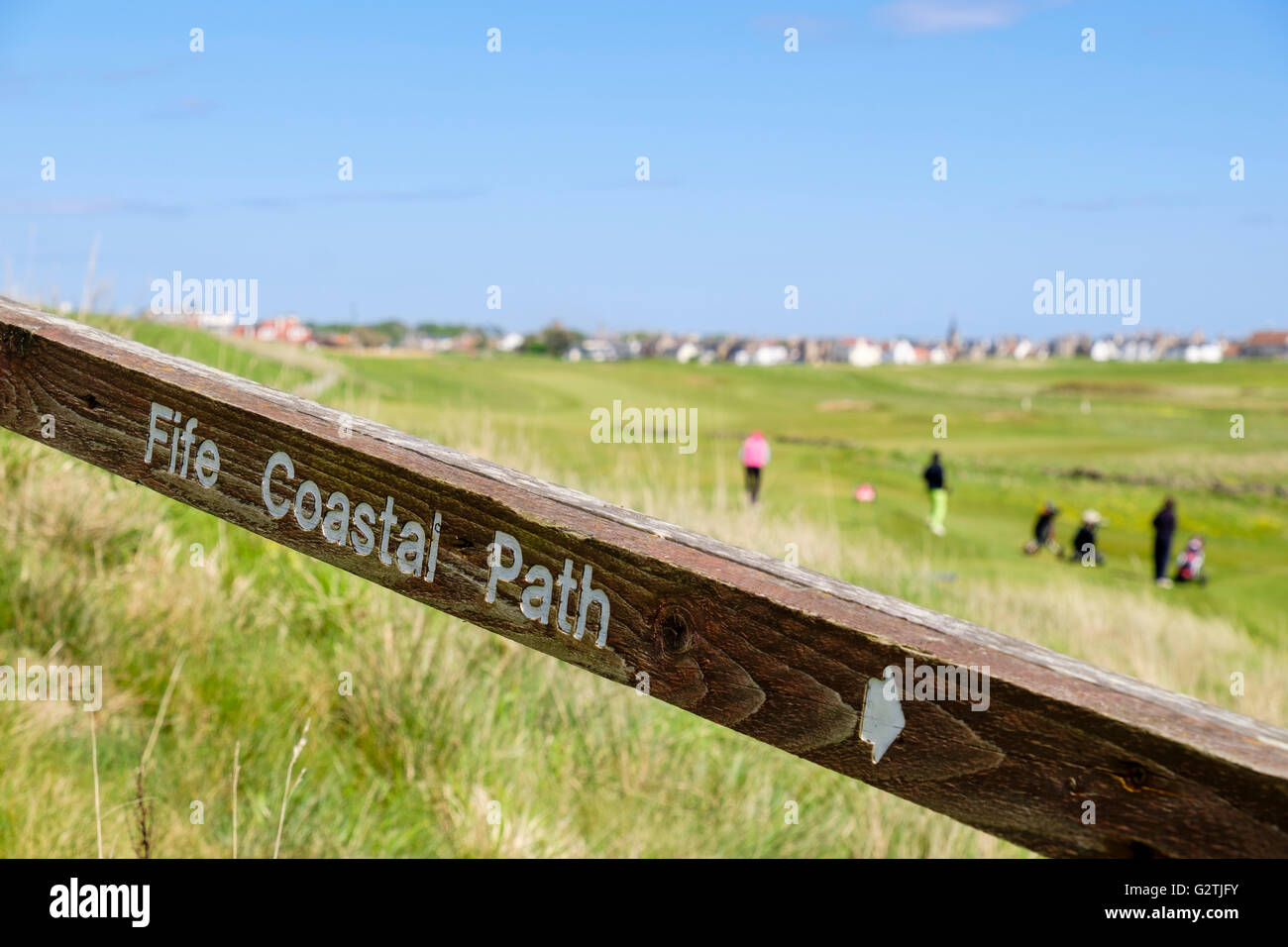 The Fife Coastal Path direction arrow on fence by Earlsferry Links golf ...