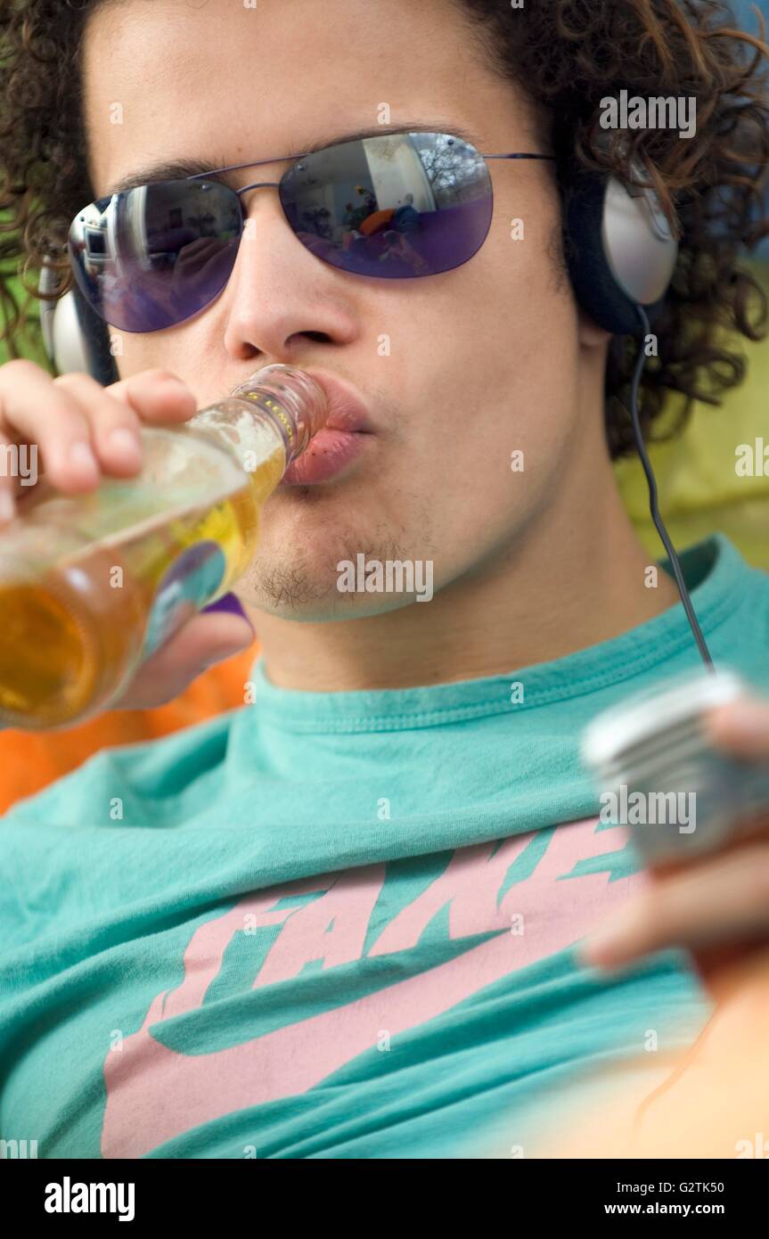 Boys drinking beer hi-res stock photography and images - Alamy