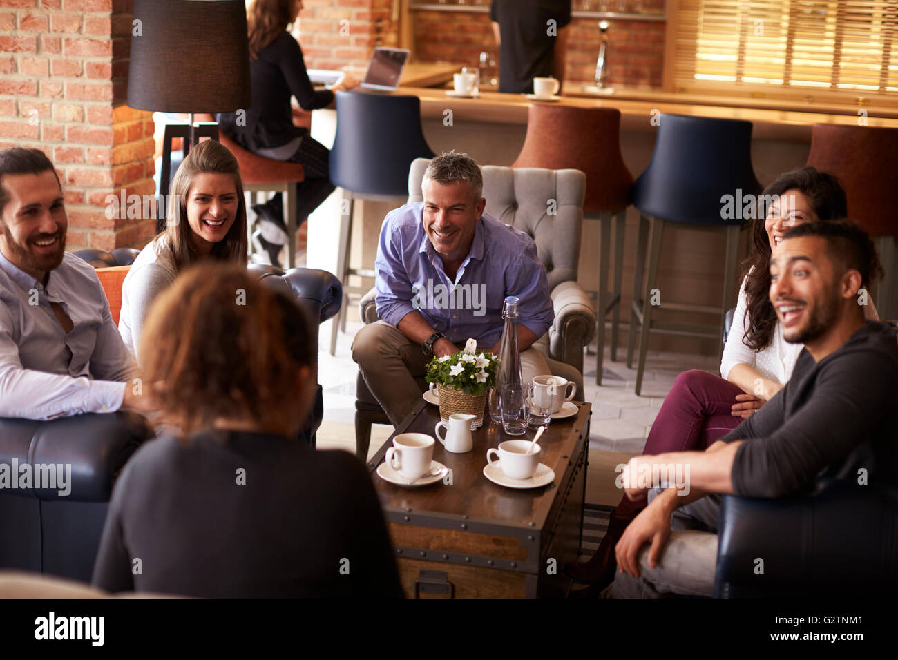 Six friends bar hi-res stock photography and images - Alamy