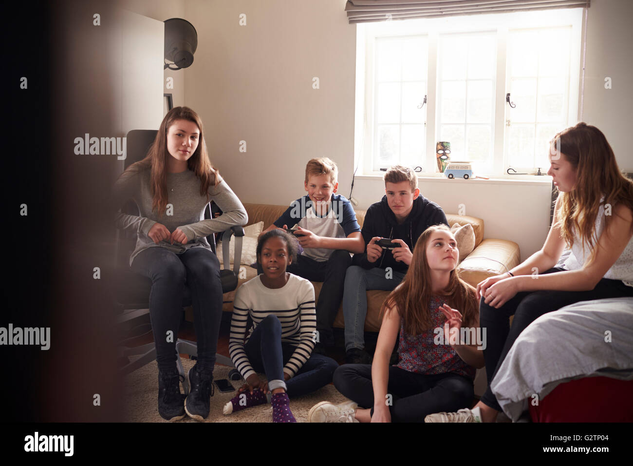 Group Of Teenagers Playing Video Game In Bedroom Stock Photo - Alamy