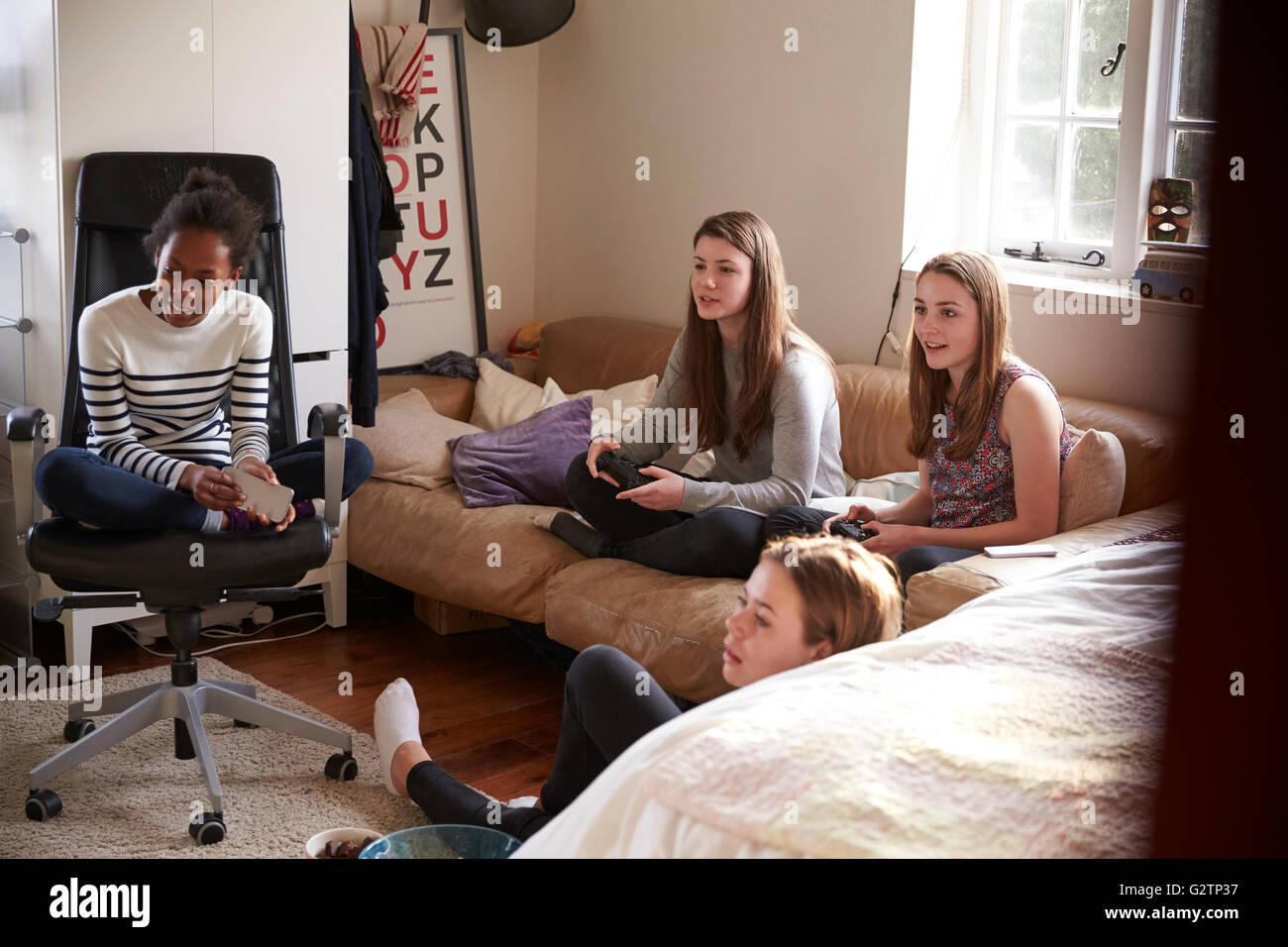 Girls playing in bedroom hi-res stock photography and images - Alamy