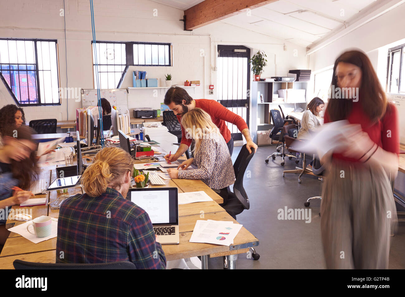 Busy office hi-res stock photography and images - Alamy