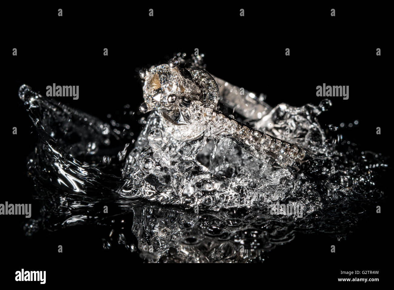 Wedding Rings Sinking in Water, water bubbles Stock Photo - Alamy