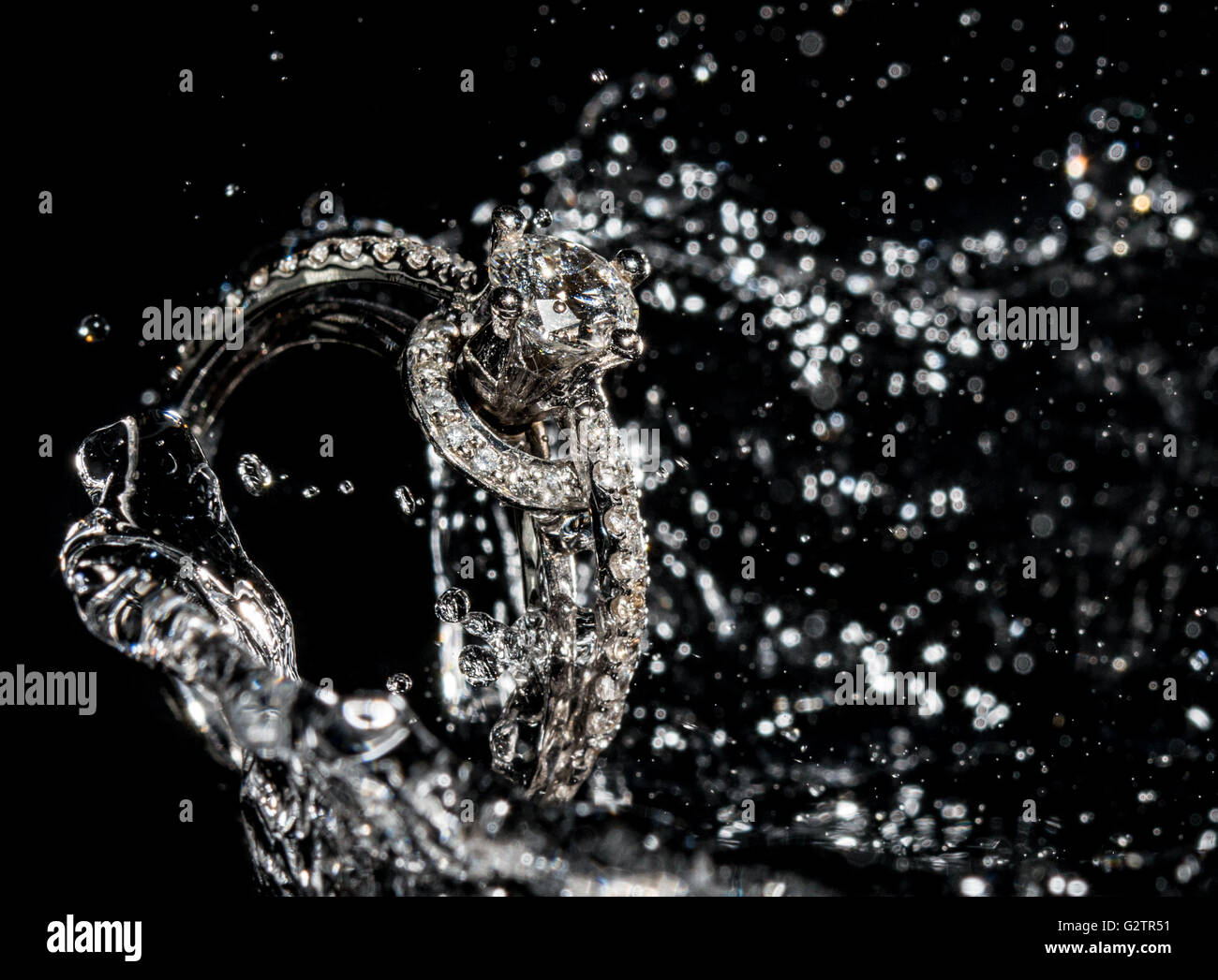 Wedding Rings Sinking in Water, water bubbles Stock Photo - Alamy