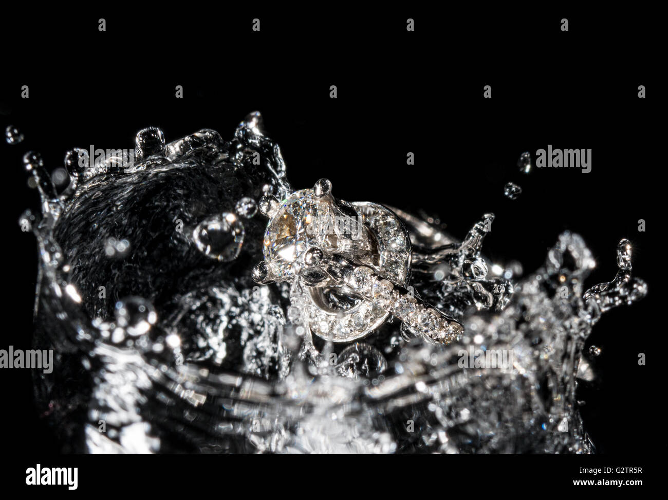 Wedding Rings Sinking in Water, water bubbles Stock Photo - Alamy