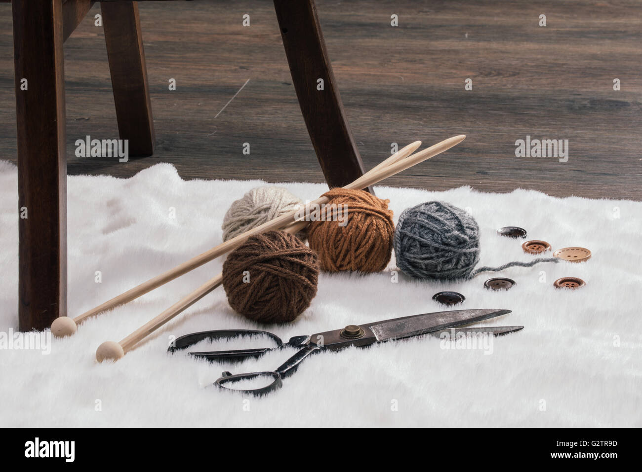 button, scissors and yarn ball on carpet, handmade Stock Photo - Alamy