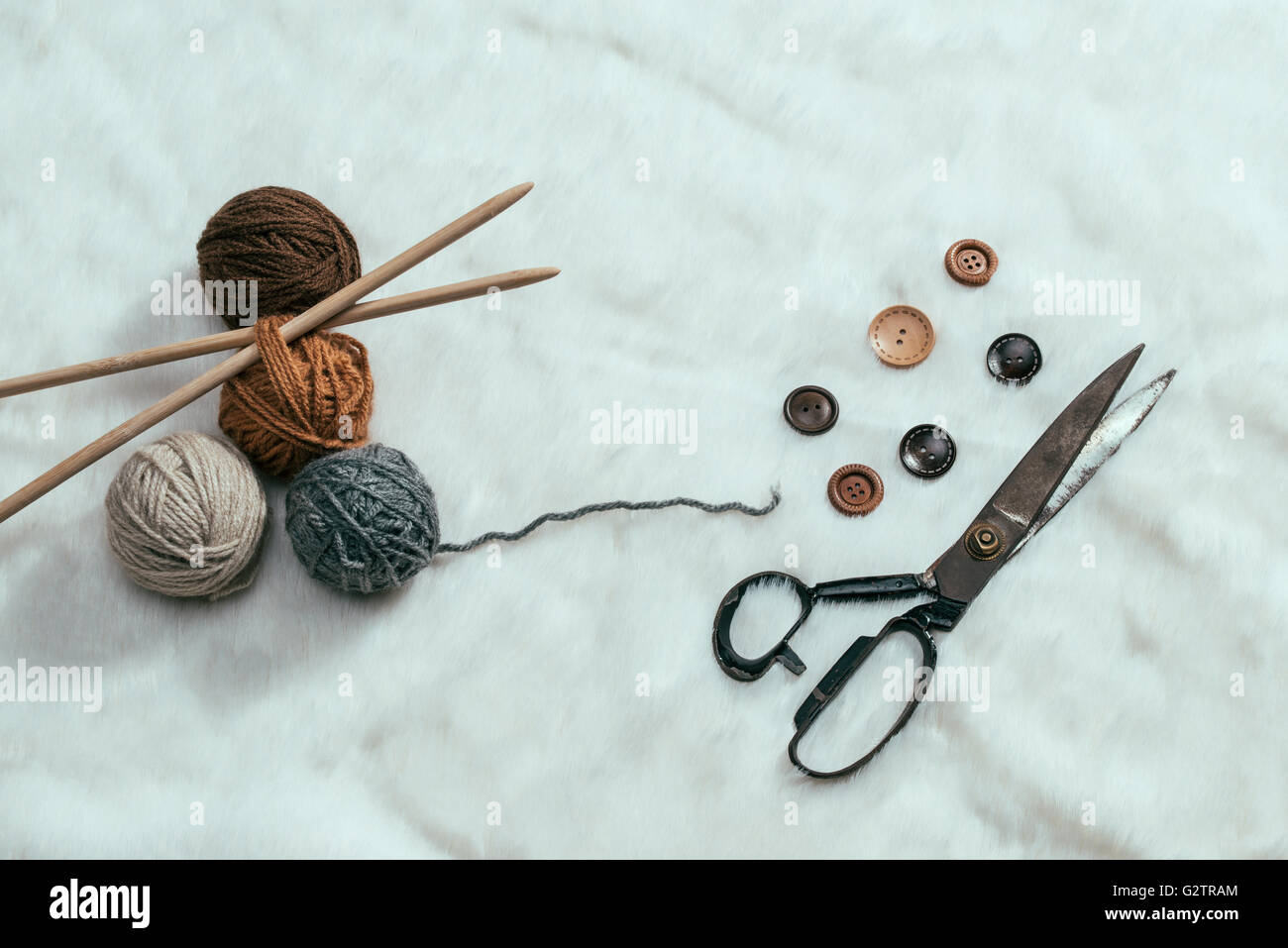 Button scissors yarn ball hi-res stock photography and images - Alamy