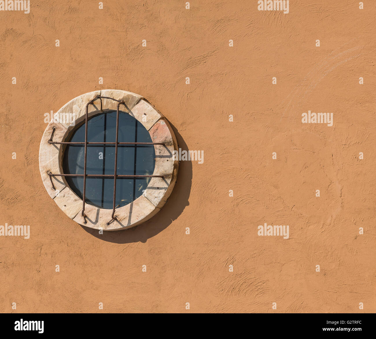Concrete wall with round window hi-res stock photography and images - Alamy