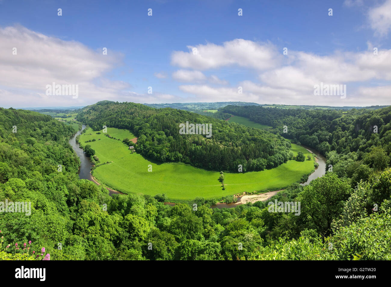 Scenic valleys and summer rivers hi-res stock photography and images ...