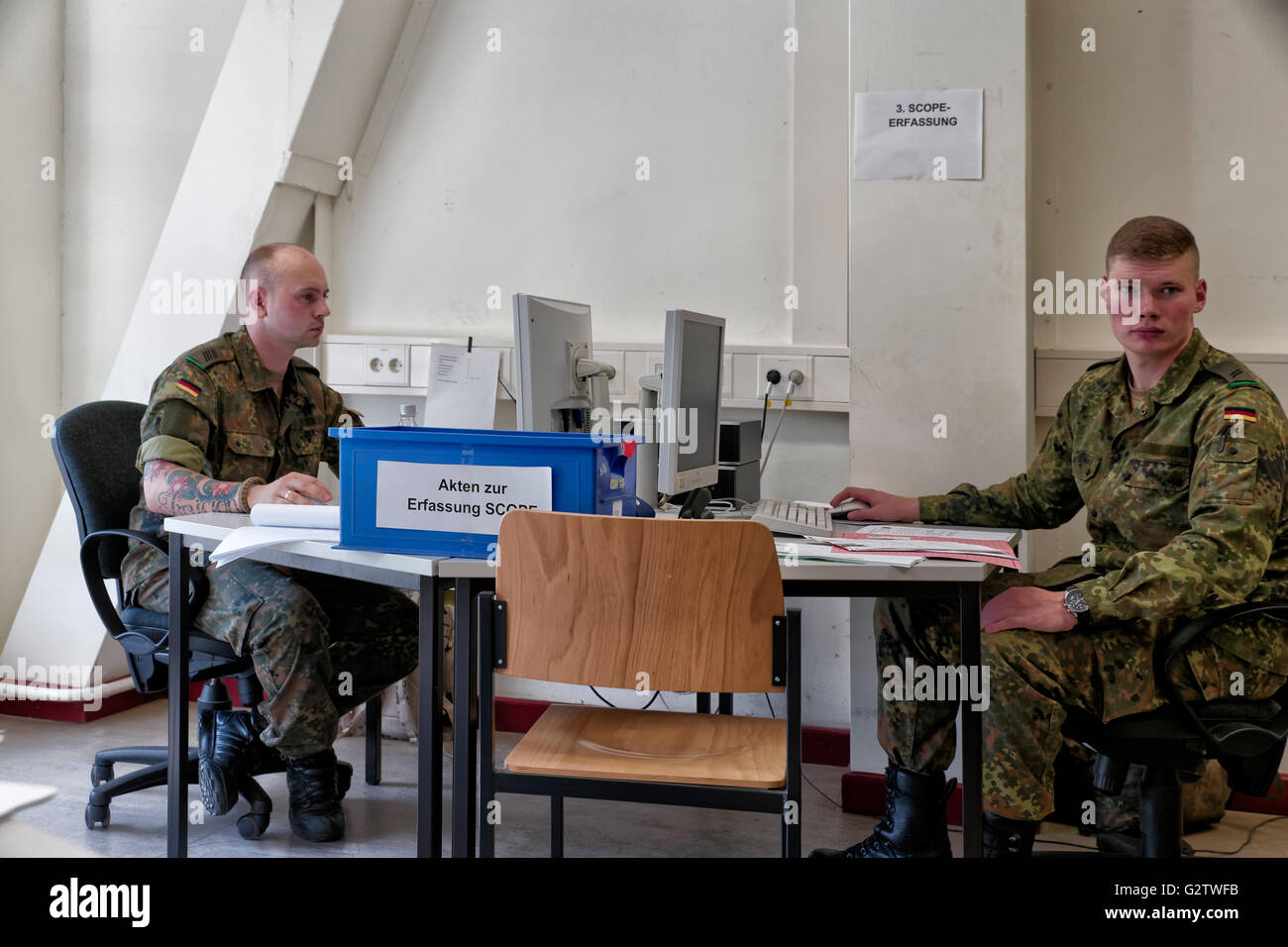 German army bundeswehr soldiers guard hi-res stock photography and ...