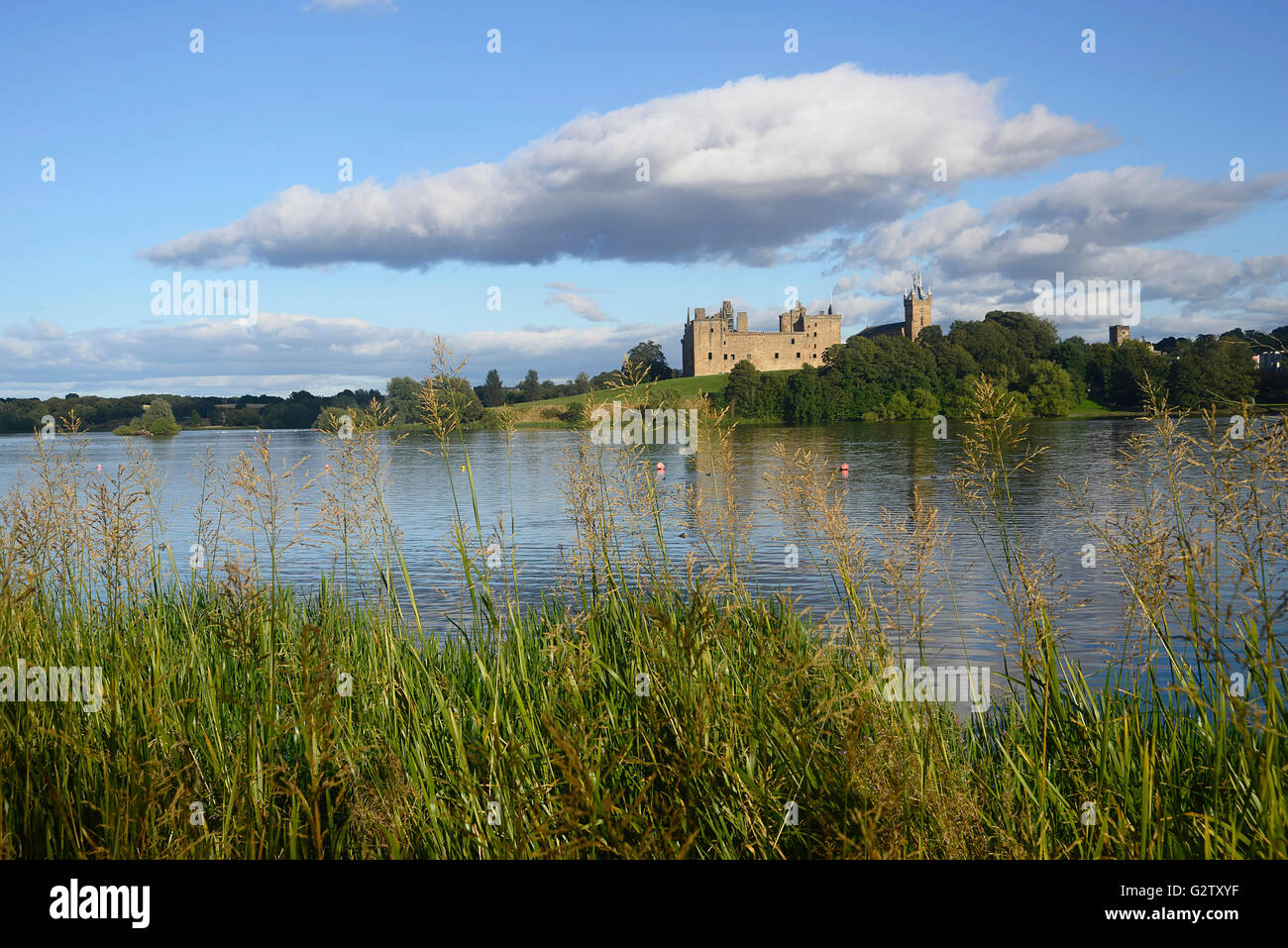 Scotland, Edinburgh, Linlithgow Palace across Linlithgow Loch Stock ...