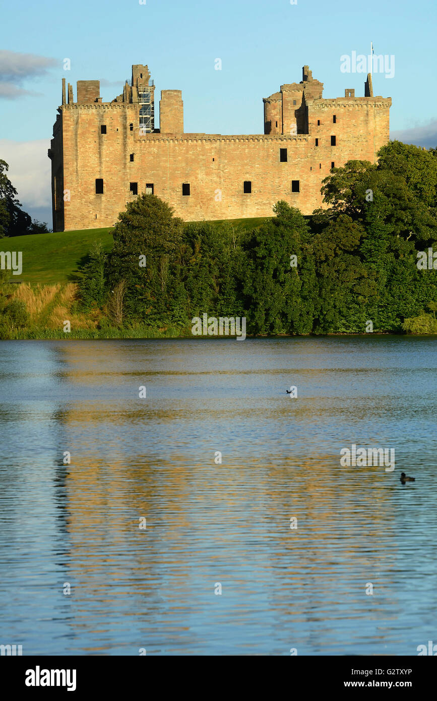 Scotland, Edinburgh, Linlithgow Palace across Linlithgow Loch Stock ...
