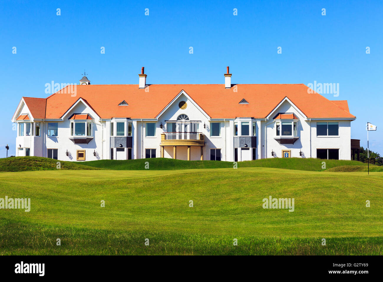 Clubhouse and 18th green on the Ailsa Course at Trump Turnberry Hotel ...
