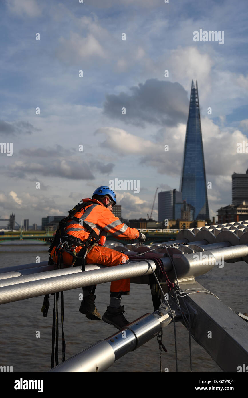 An engineer carries out essential maintenance on a London bridge ...