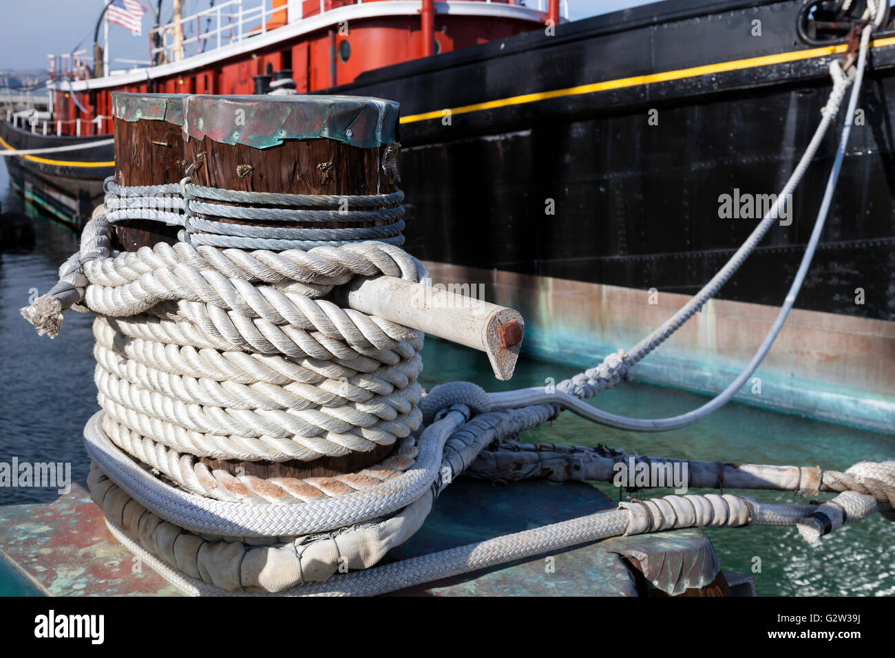 Old hawser hi-res stock photography and images - Alamy