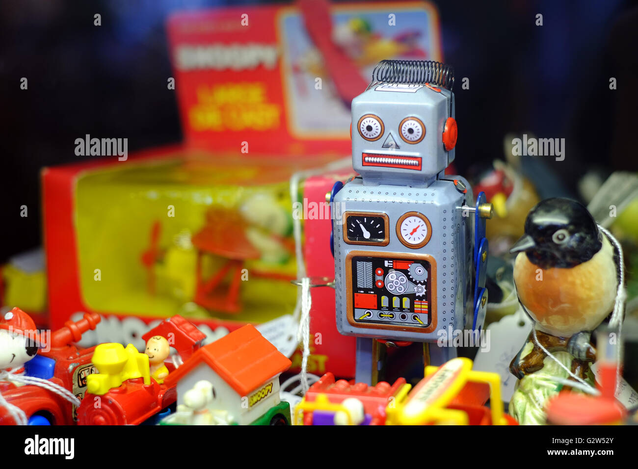 Vintage toy robot hi-res stock photography and images - Alamy