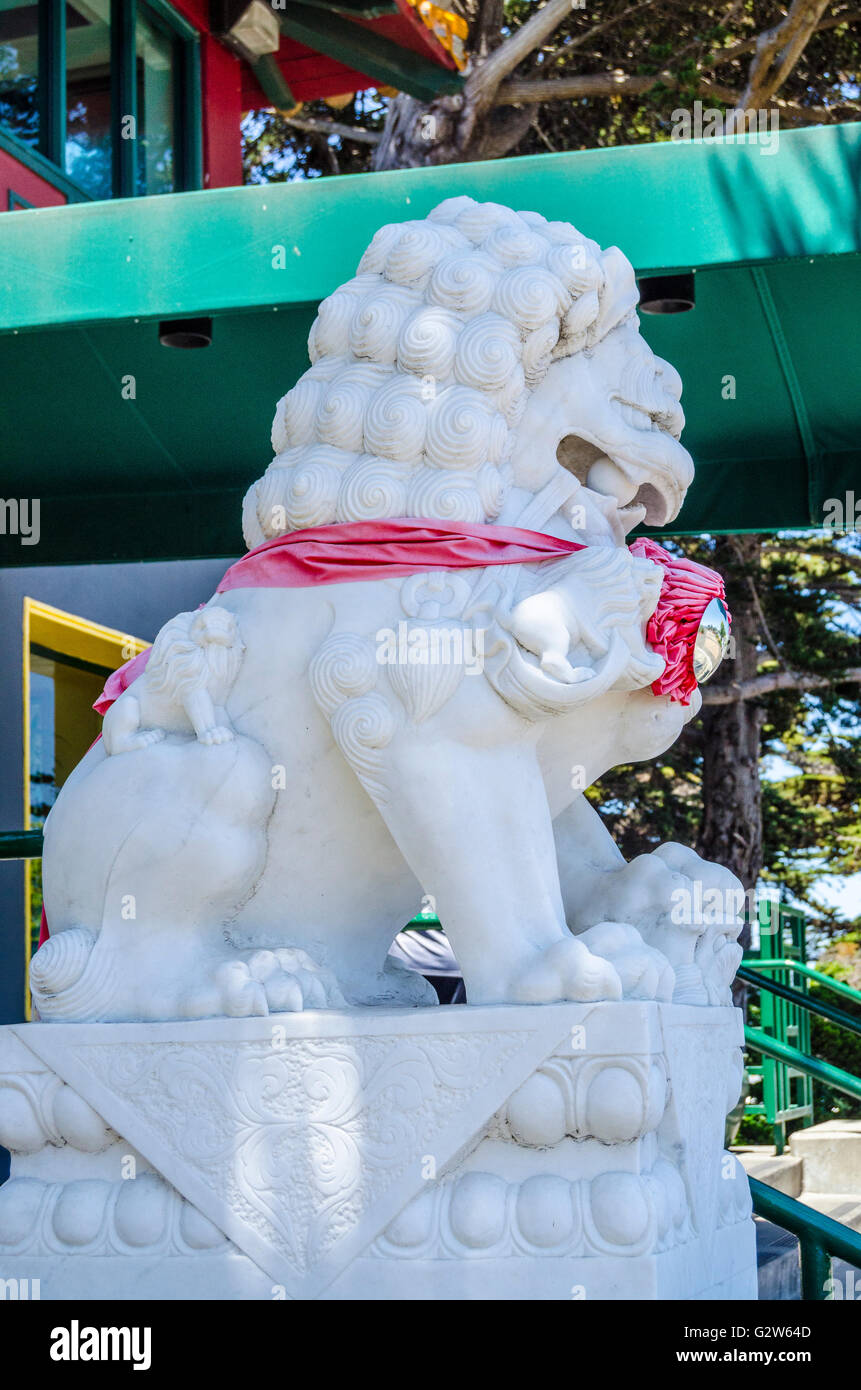 A Foo Dog at the Hong Kong East Restaurant in Emeryville California ...