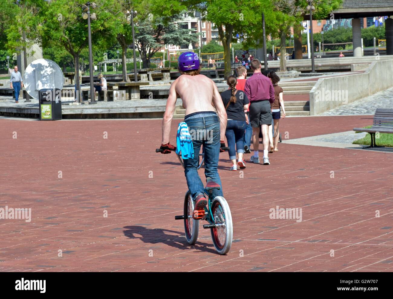 People enjoying a nice bike ride on a warm summer day Stock Photo - Alamy