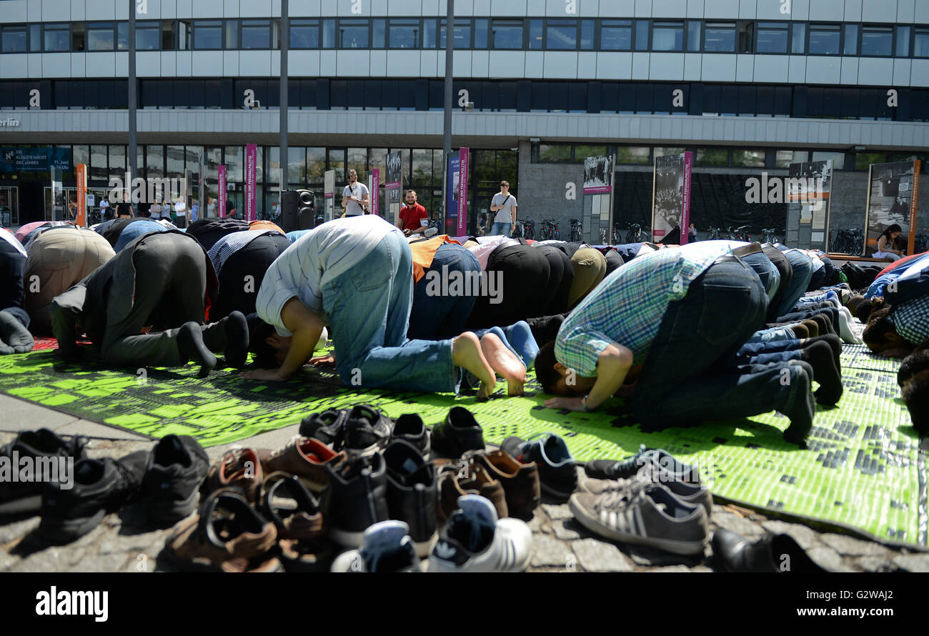 Berlin, Germany. 3rd June, 2016. Muslims praying in front of the ...