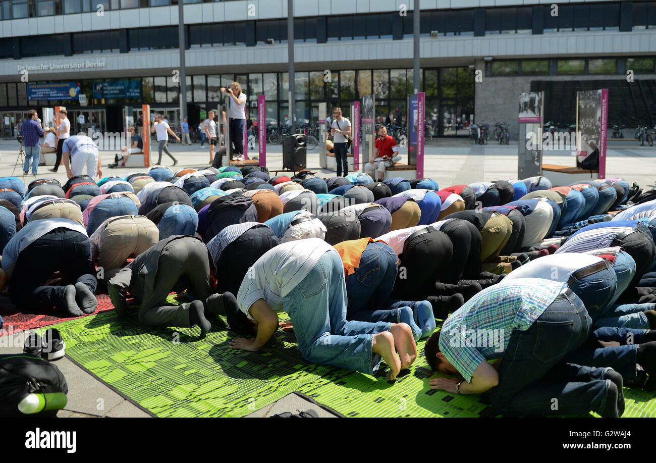 Berlin, Germany. 3rd June, 2016. Muslims praying in front of the ...