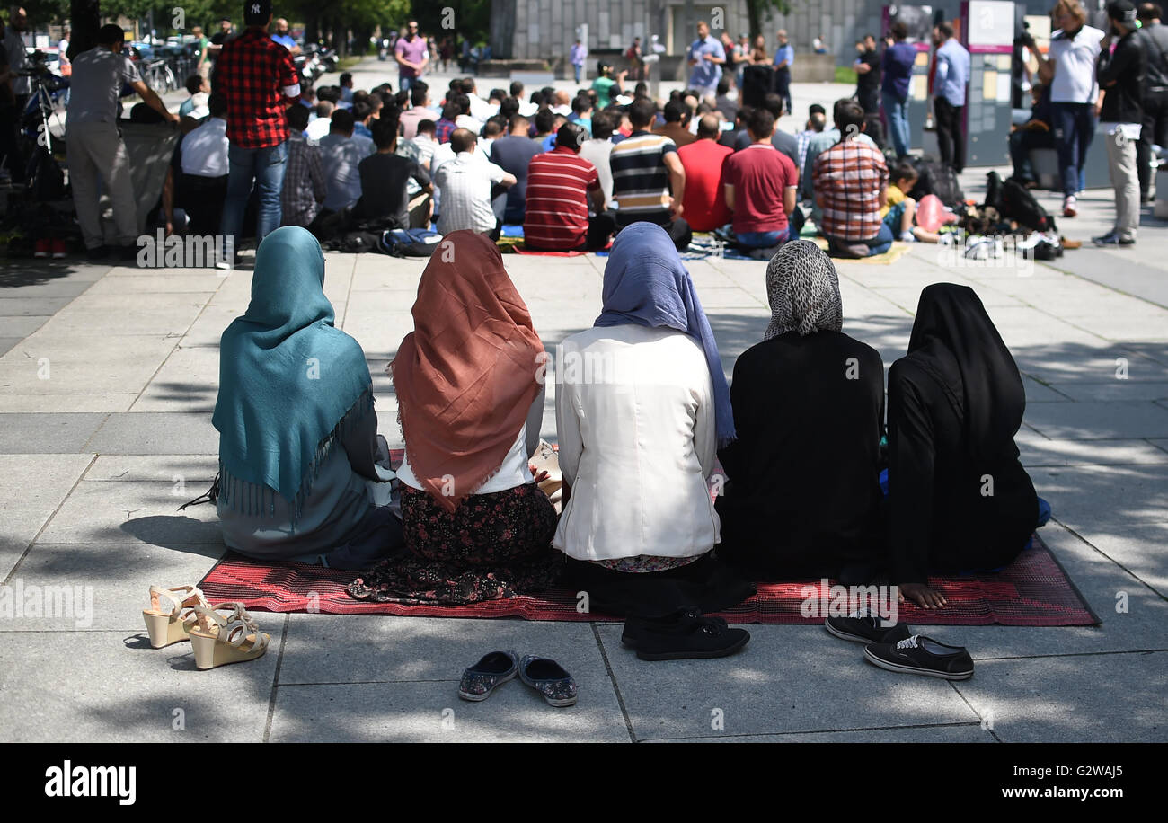 Berlin, Germany. 3rd June, 2016. Muslims praying in front of the ...