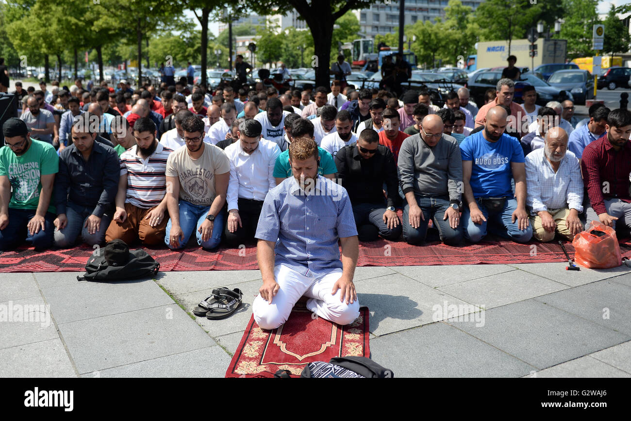 Berlin, Germany. 3rd June, 2016. Muslims praying in front of the ...