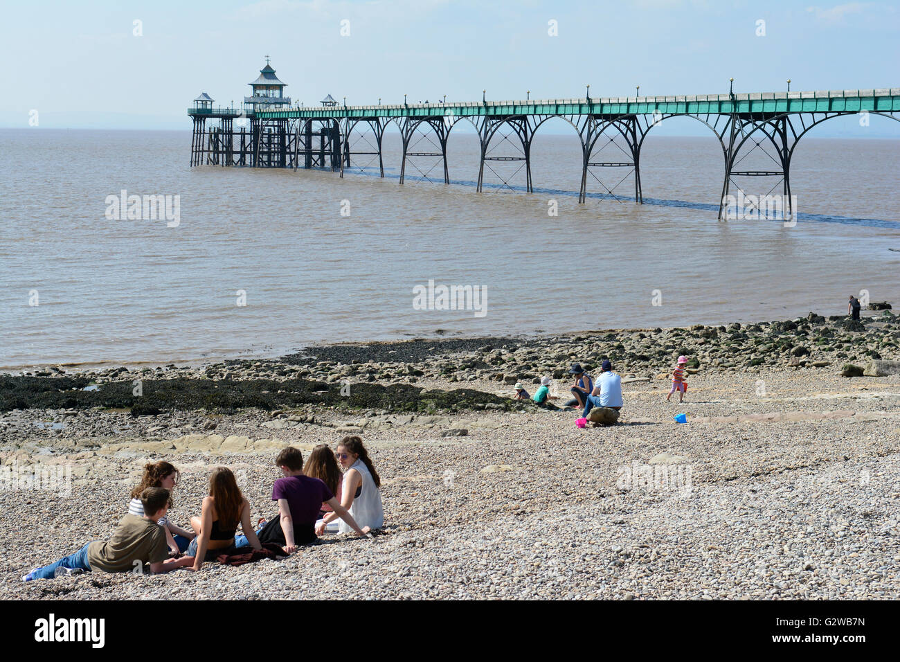 Clevdeon Beach, Bristol, UK. 3rd June, 2016. UK Weather. Clevedon sea ...