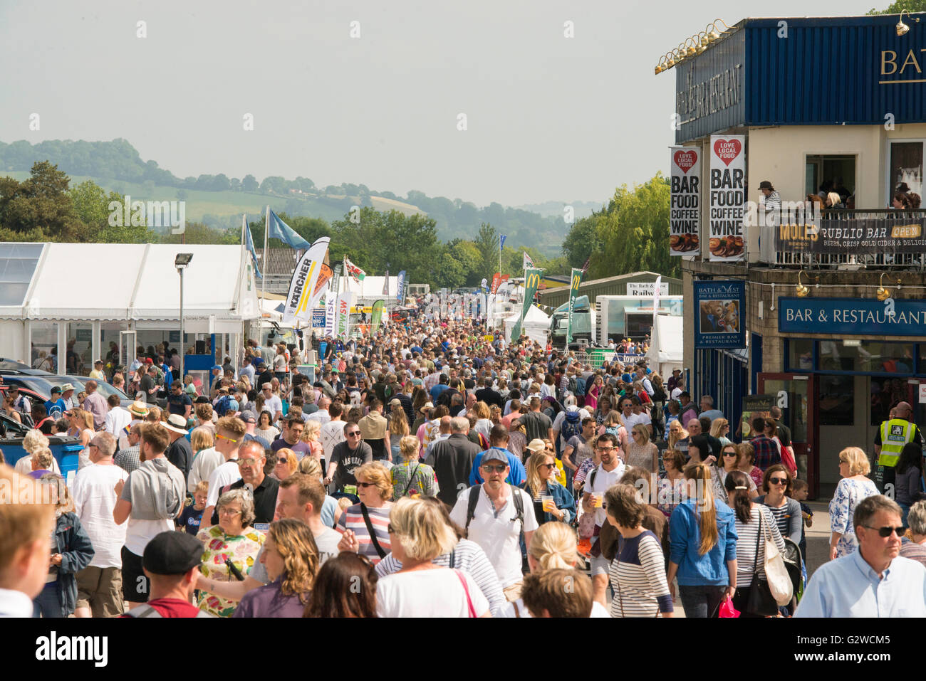 Shepton Mallet, UK. 3rd June, 2016. Crowds without social distancing at ...