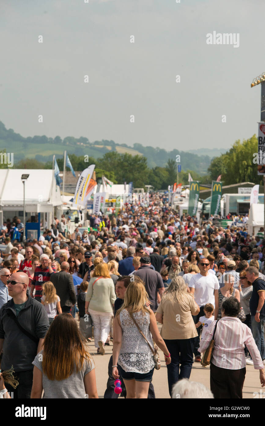 Shepton Mallet, UK. 3rd June, 2016. Crowds without social distancing at ...
