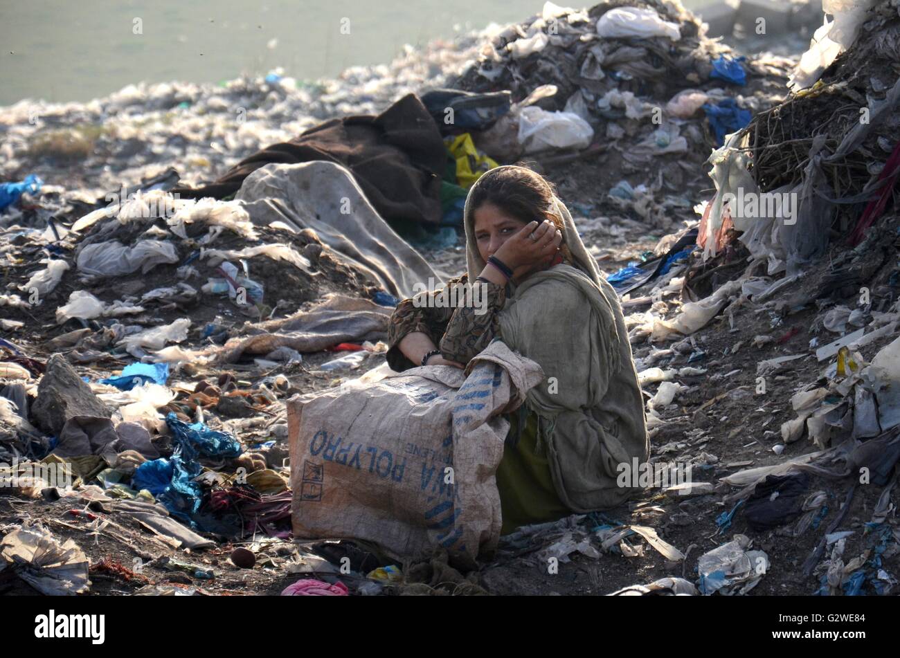 Lahore, Pakistan. 03rd June, 2016. Pakistani-Afghani family collecting ...