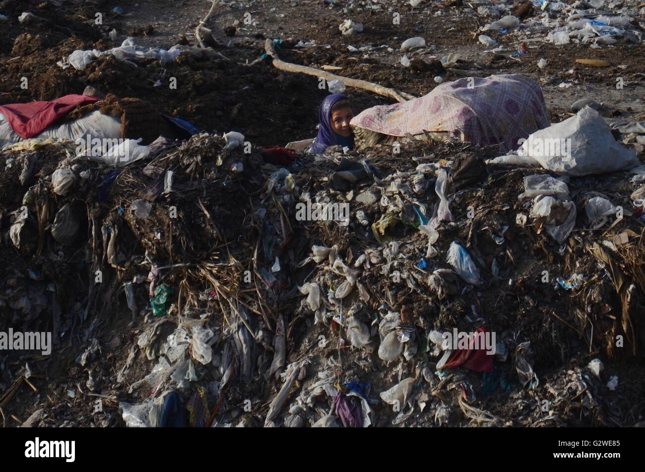 Lahore, Pakistan. 03rd June, 2016. Pakistani-Afghani family collecting ...