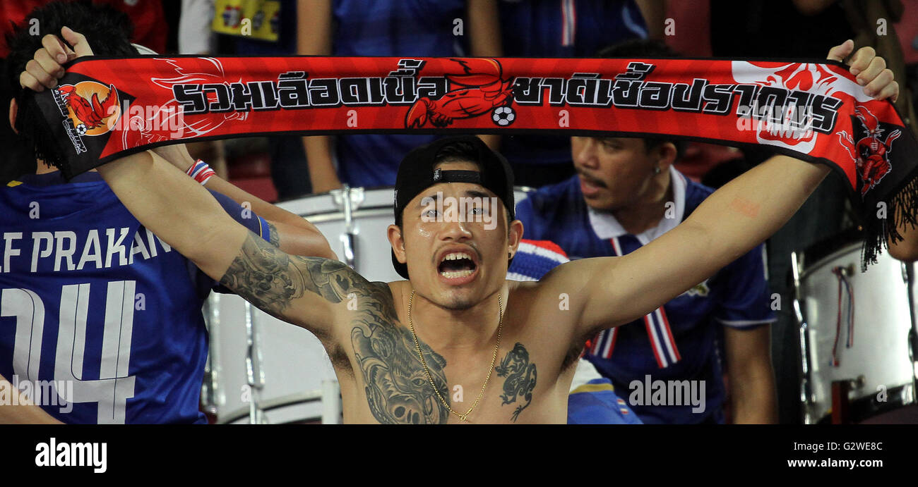 Bangkok, Thailand. 03rd June, 2016. Supporter cheers for Thailand ...