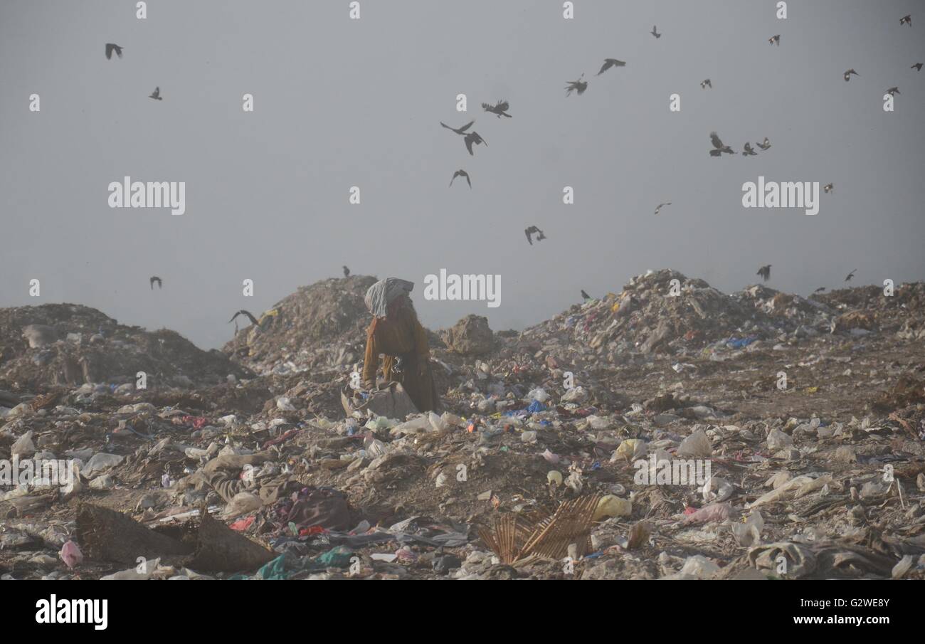 Lahore, Pakistan. 03rd June, 2016. Pakistani-Afghani family collecting ...