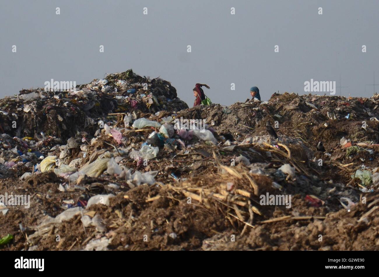 Lahore, Pakistan. 03rd June, 2016. Pakistani-Afghani family collecting ...