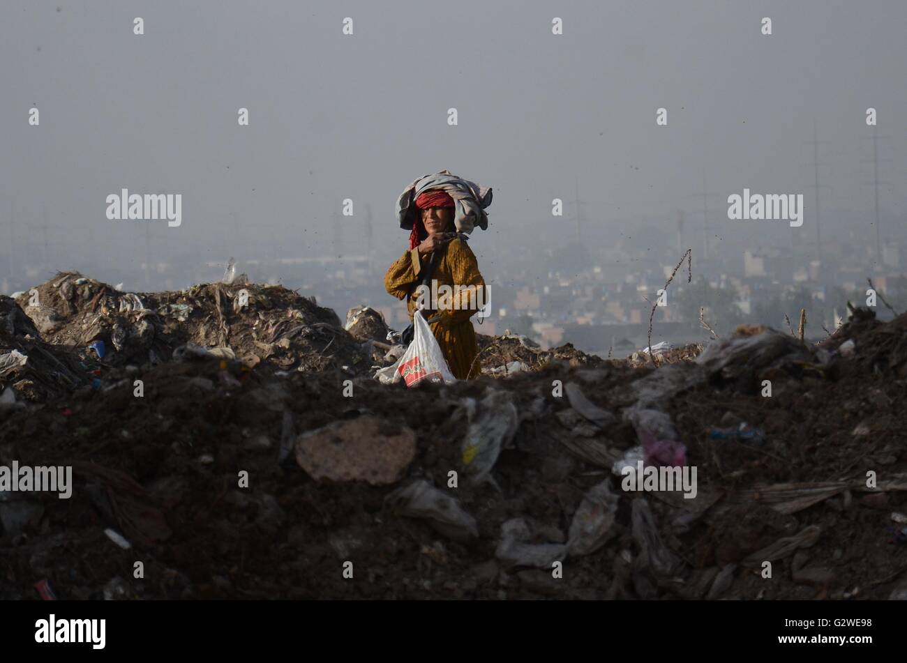 Lahore, Pakistan. 03rd June, 2016. Pakistani-Afghani family collecting ...