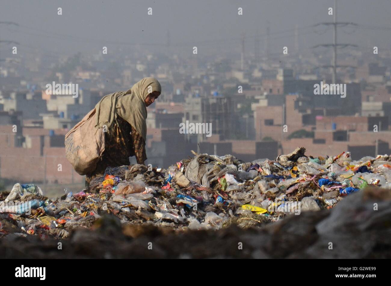 Lahore, Pakistan. 03rd June, 2016. Pakistani-Afghani family collecting ...