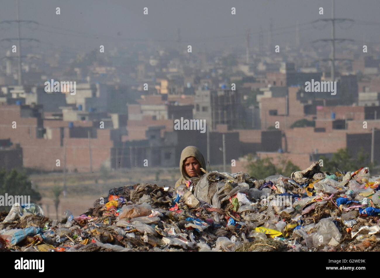 Lahore, Pakistan. 03rd June, 2016. Pakistani-Afghani family collecting ...