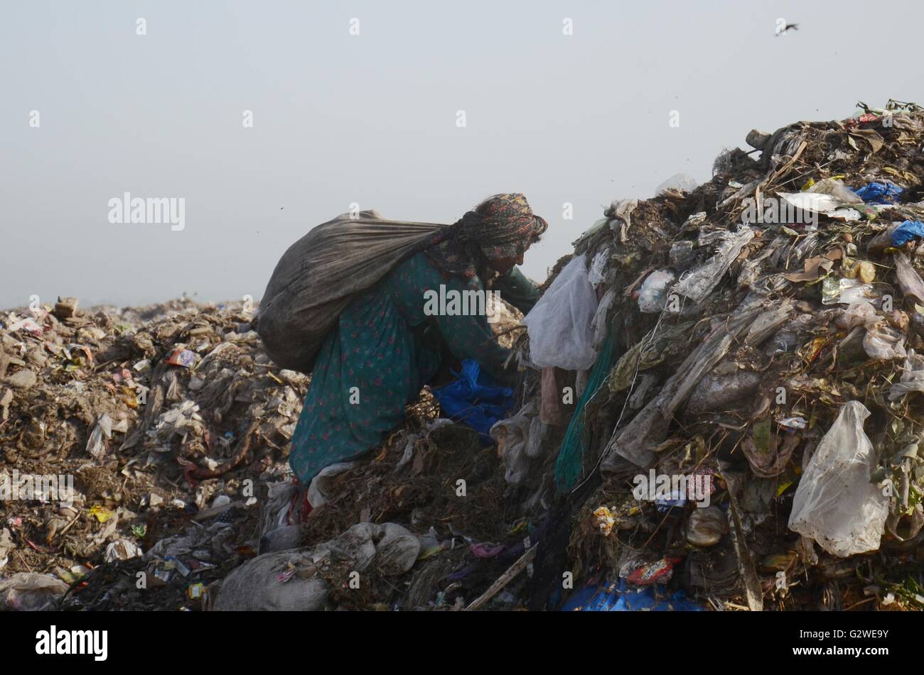 Lahore, Pakistan. 03rd June, 2016. Pakistani-Afghani family collecting ...