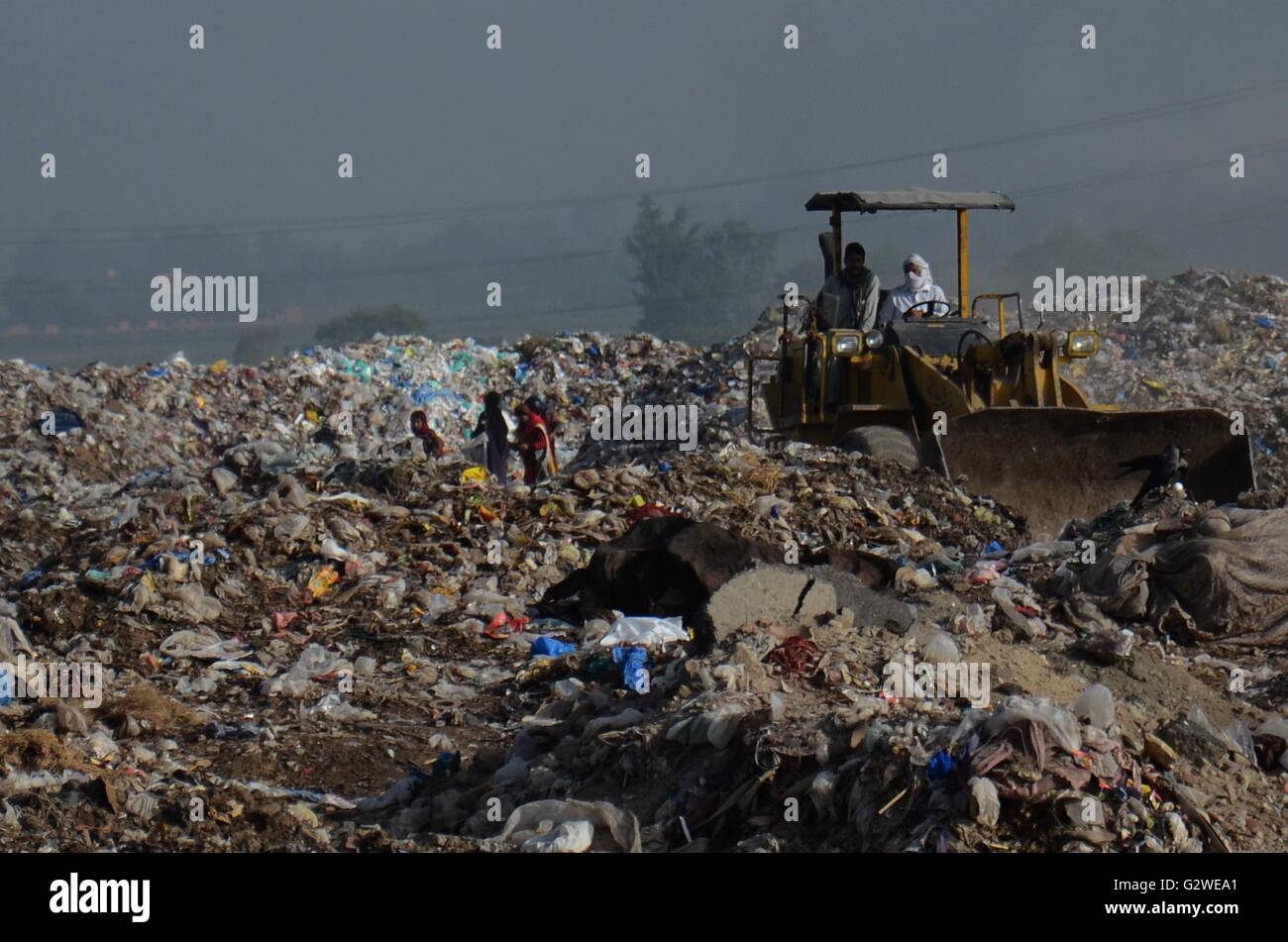 Lahore, Pakistan. 03rd June, 2016. Pakistani-Afghani family collecting ...