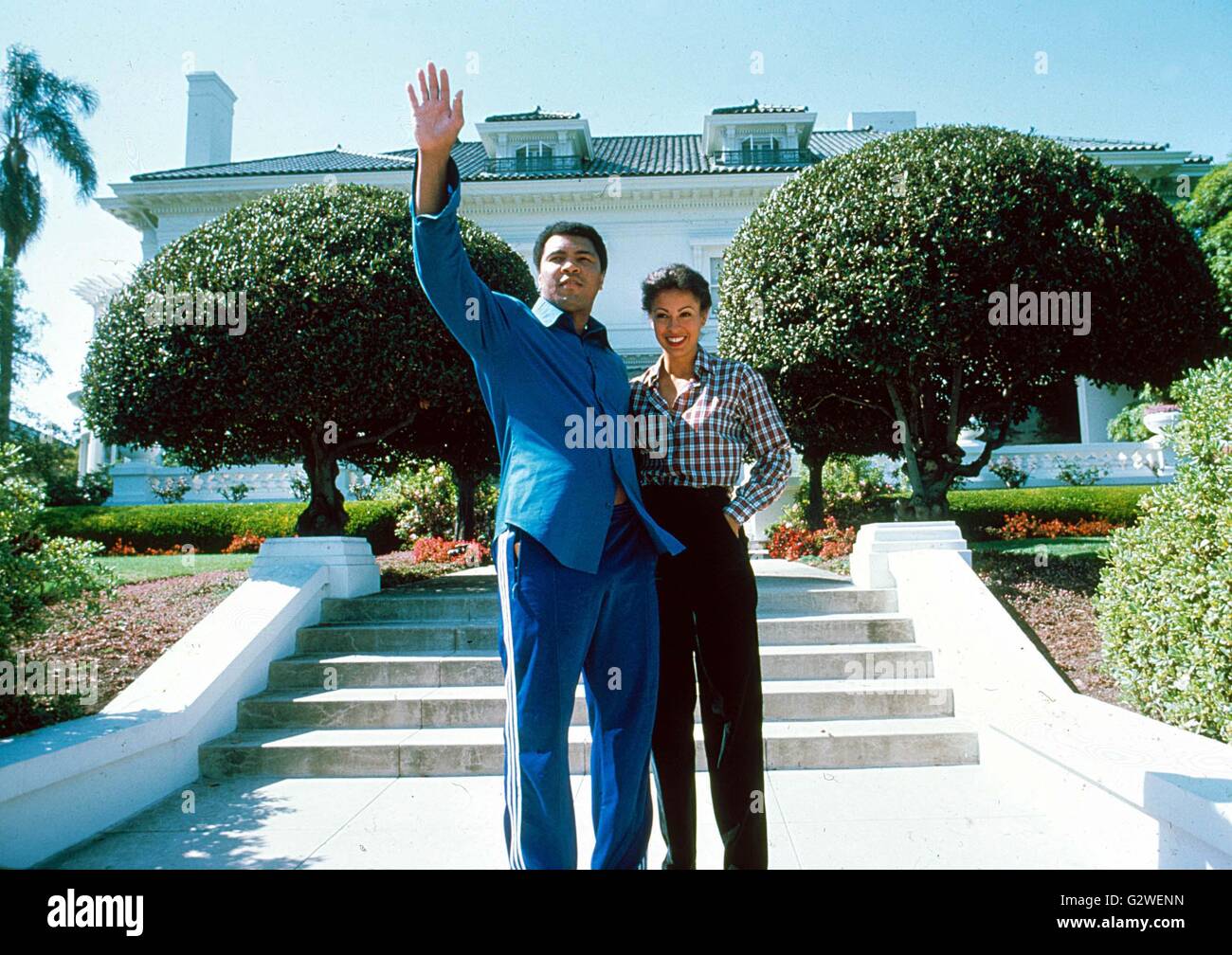 Muhammad Ali With His Wife Veronica In Their House At Freemont Place ...