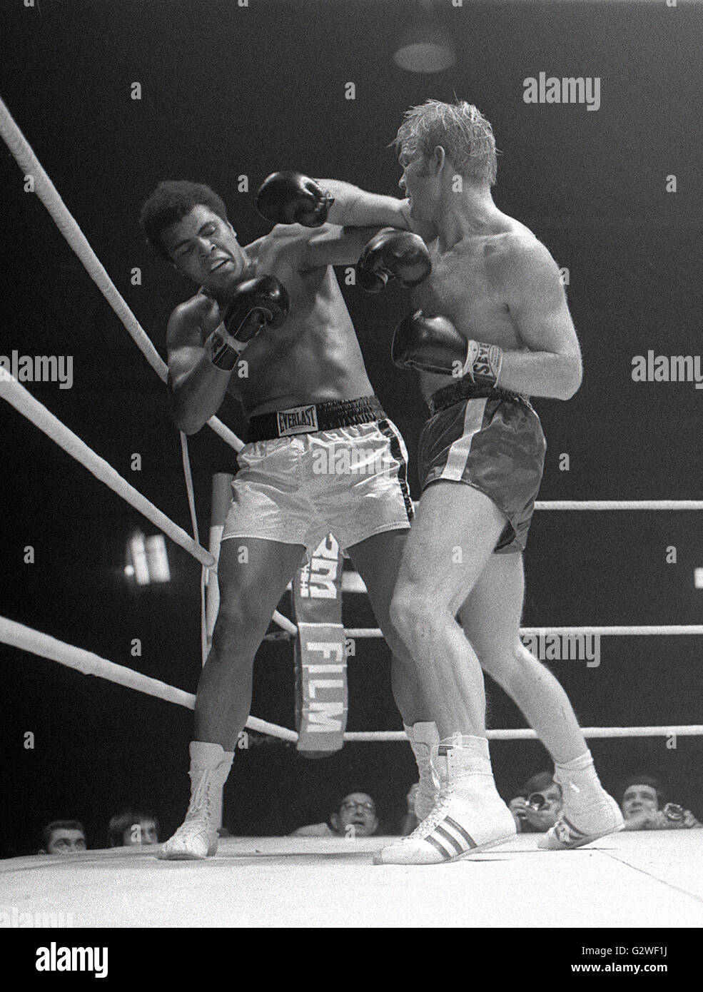 Boxen, Cassius CLAY, USA, der spaetere Muhammad Ali, links, Boxprofi ...