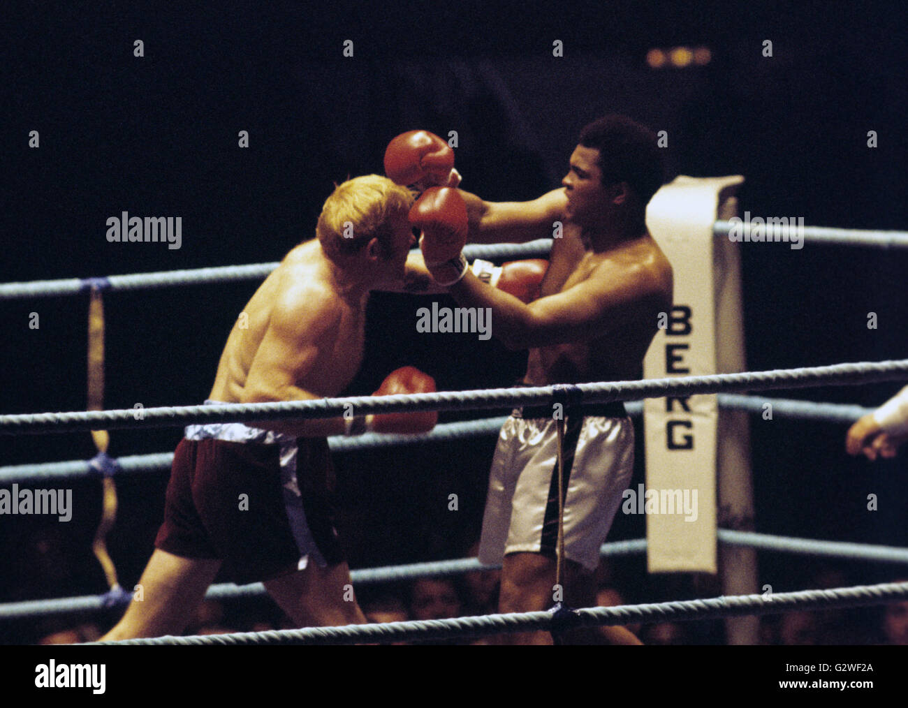 US heavyweight boxer Muhammad Ali (R) defends his world championship ...