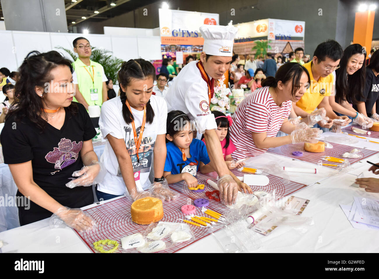 Guangzhou, China's Guangdong Province. 4th June, 2016. Baking lovers ...