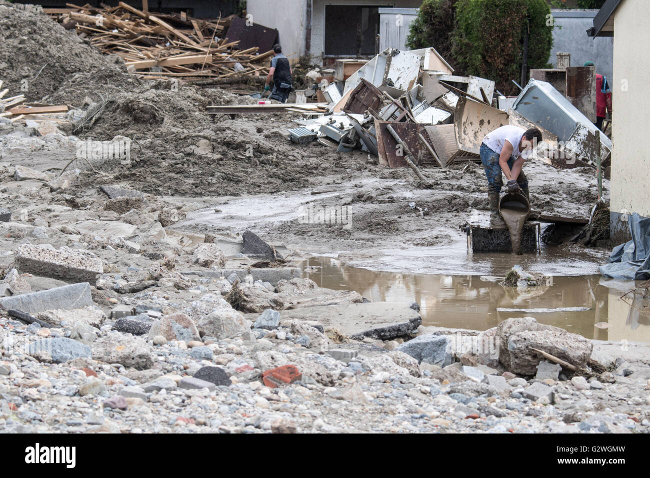 Bavaria, Germany. 04th June, 2016. Residents and helpers clear mud and ...