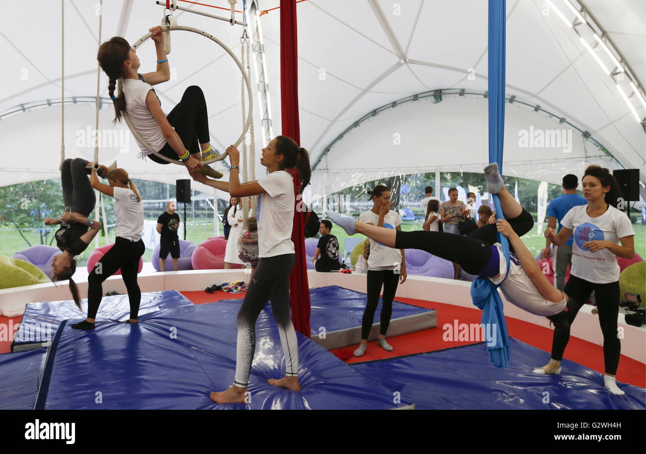 Flying Trapeze Artist High Resolution Stock Photography and Images - Alamy