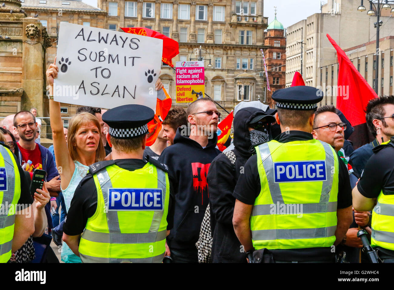 Immigration officers uk hi-res stock photography and images - Alamy