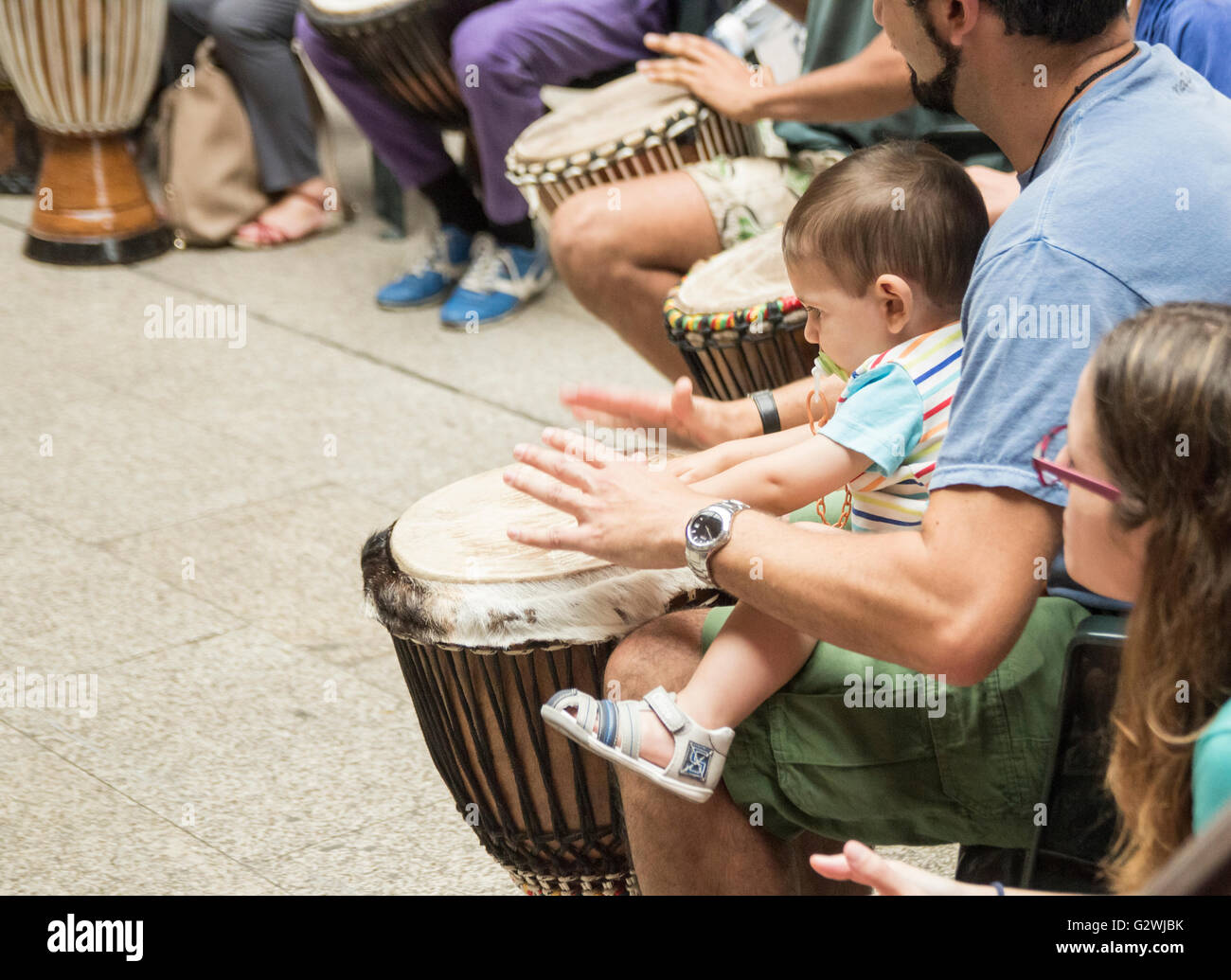 Children african drum lesson hi-res stock photography and images - Alamy