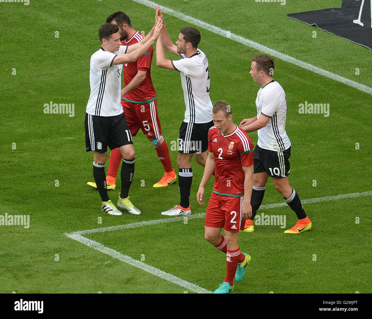 Gelsenkirchen, Germany. 04th June, 2016. Germany's Julian Draxler (back ...